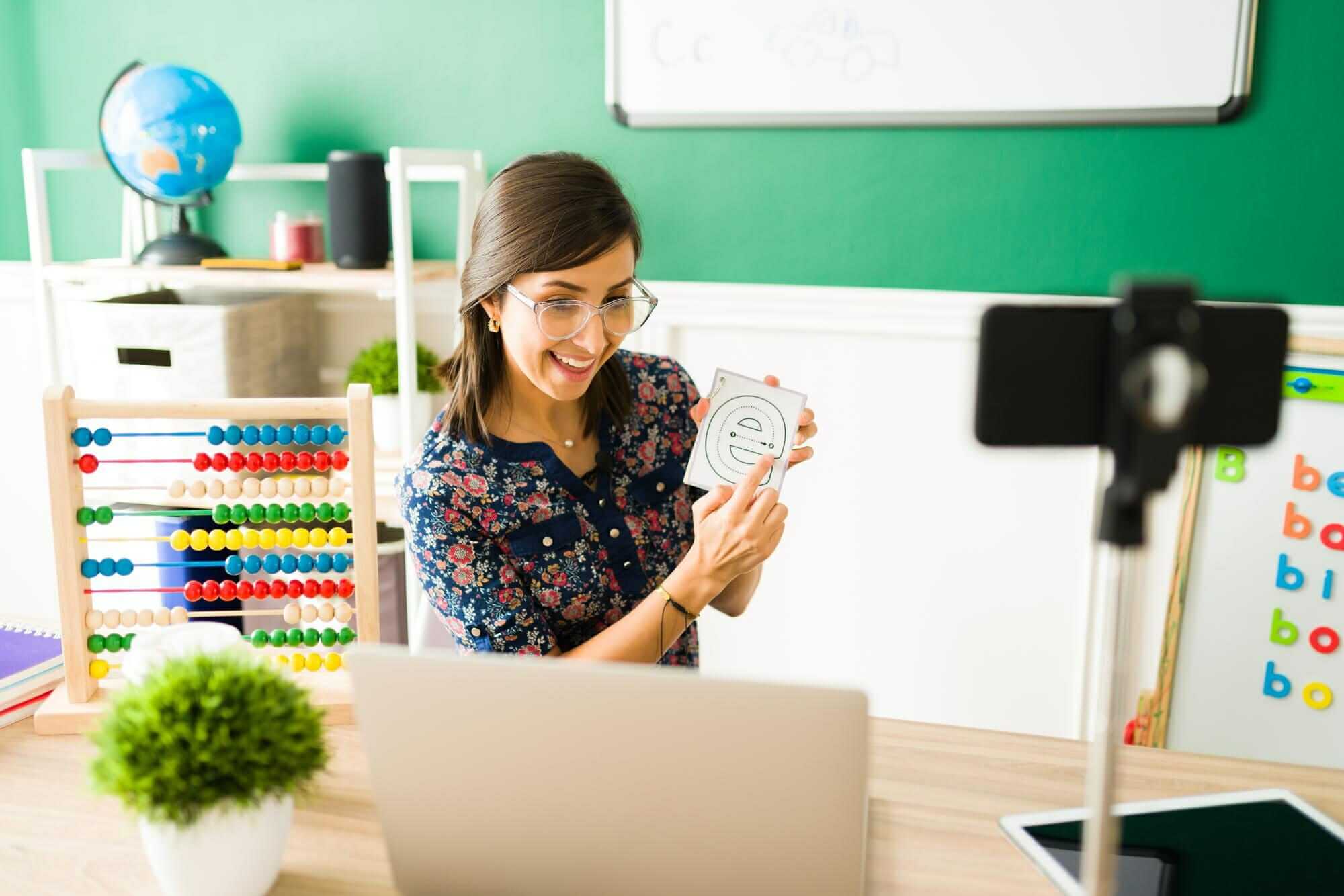 How to Teach Online? (Ultimate Guide for Educators in 2024)